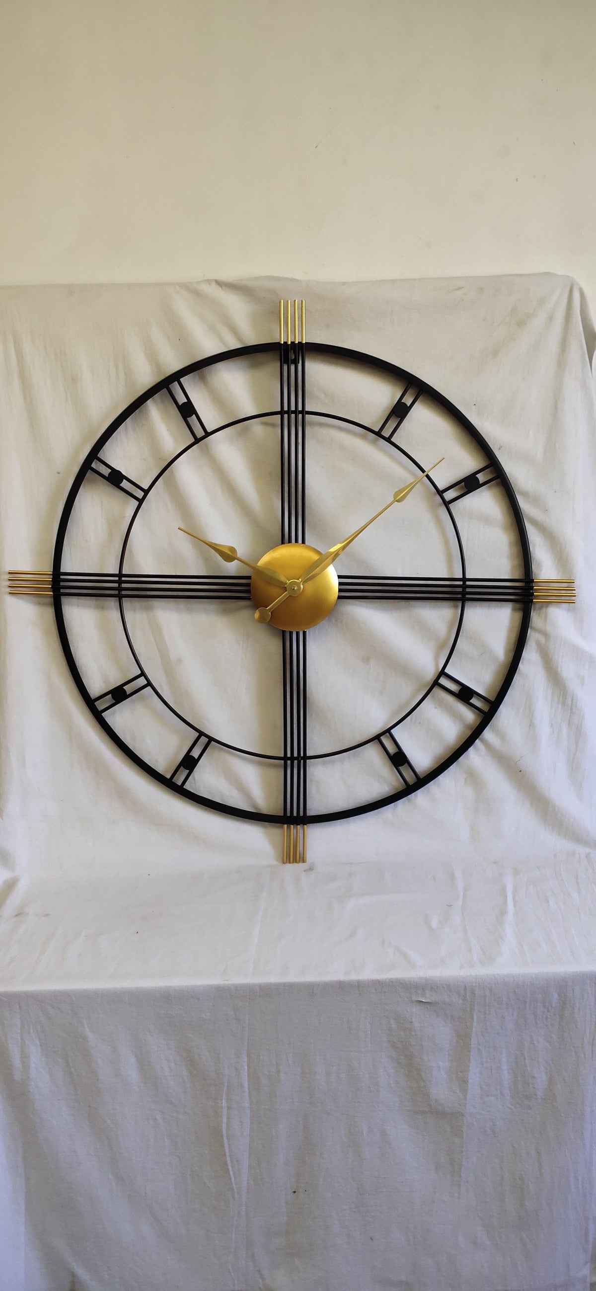 Shop Golden And Black Metal Circular Wall Clock For Living Space - Wall ...