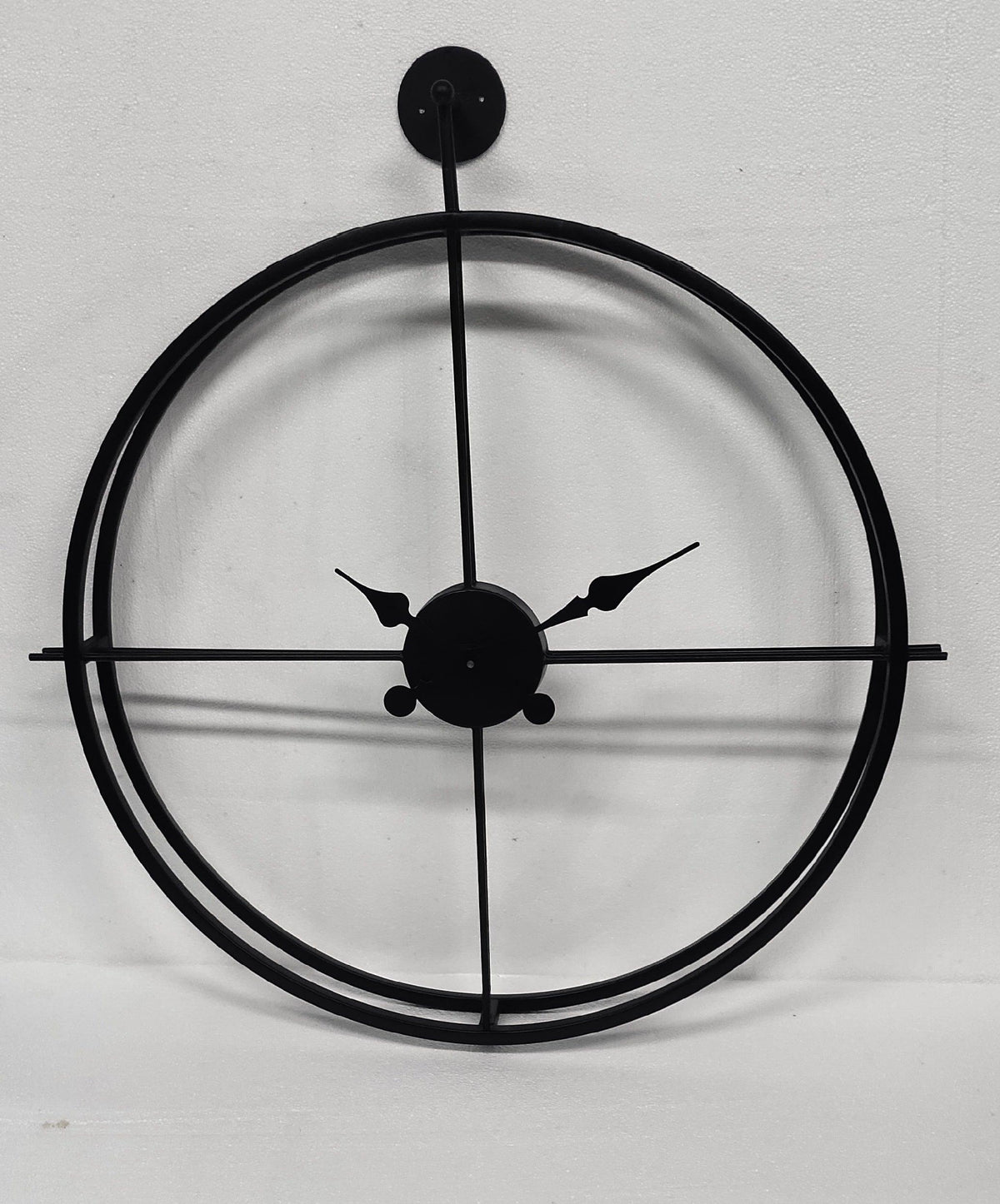 Shop Subtle Black Metal Circular Wall Clock For Home And Living Room ...